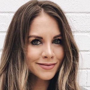 Ashley Robertson - Bio, Family, Trivia | Famous Birthdays