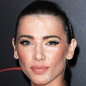 Jacqueline MacInnes Wood - Bio, Family, Trivia | Famous Birthdays