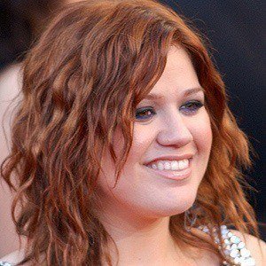 Kelly Clarkson - Bio, Family, Trivia | Famous Birthdays