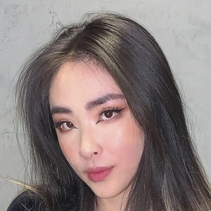 Landa Jia - Age, Family, Bio | Famous Birthdays