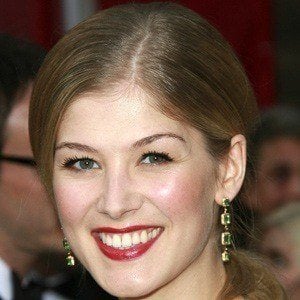 Rosamund Pike - Bio, Family, Trivia | Famous Birthdays