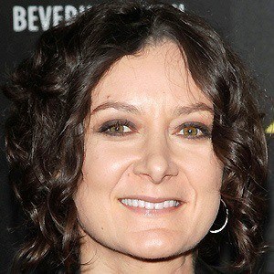 Sara Gilbert - Bio, Family, Trivia | Famous Birthdays