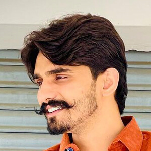 Simmu Buttar - Age, Family, Bio | Famous Birthdays