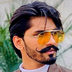 Simmu Buttar - Age, Family, Bio | Famous Birthdays