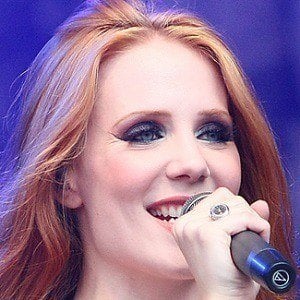 Simone Simons - Biografía, Datos, Familia | Famous Birthdays