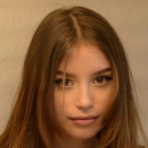 simpllydaniella - Age, Family, Bio | Famous Birthdays