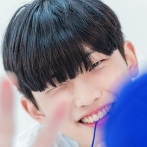 sinhoyoung - Age, Family, Bio | Famous Birthdays