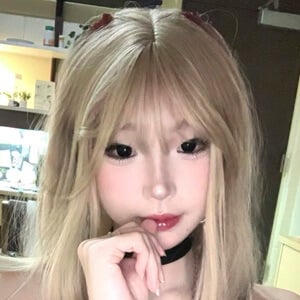 tiiffyt - Age, Family, Bio | Famous Birthdays