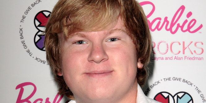 Doug Brochu - Age, Family, Bio | Famous Birthdays