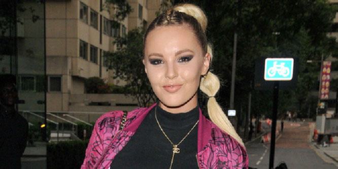 Betsy-Blue English - Age, Bio, Family | Famous Birthdays