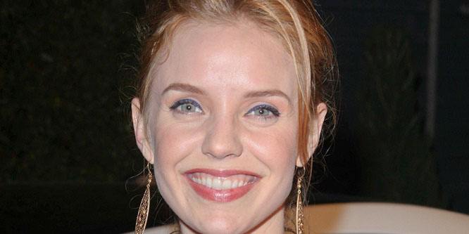 Kelli Garner - Age, Bio, Family | Famous Birthdays