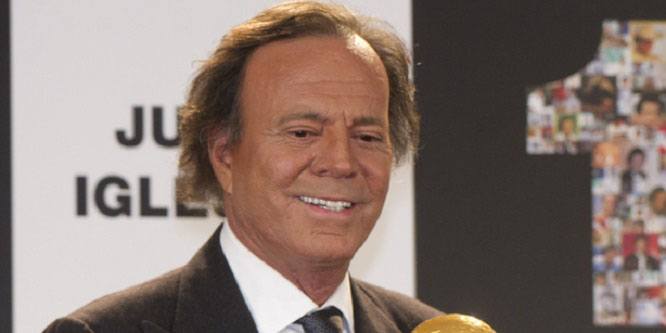 Julio Iglesias (World Music Singer) - Age, Family, Bio | Famous Birthdays