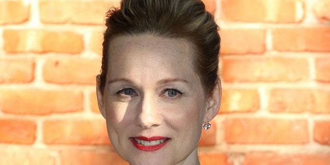 Laura Linney - Age, Bio, Family | Famous Birthdays