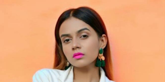 Komal Pandey - Age, Bio, Family | Famous Birthdays