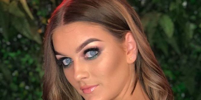 Holly Tandy - Age, Bio, Family | Famous Birthdays