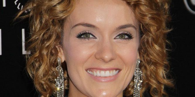Ashlynn Yennie - Age, Bio, Family | Famous Birthdays