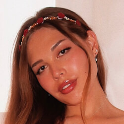 Shaye Scott - Age, Bio, Family | Famous Birthdays