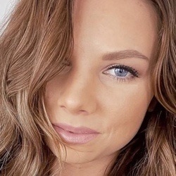 Rachel Anderson - Age, Bio, Family | Famous Birthdays