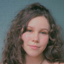 Symone Blust - Age, Bio, Family | Famous Birthdays