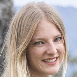 Sara Carson - Age, Bio, Family | Famous Birthdays