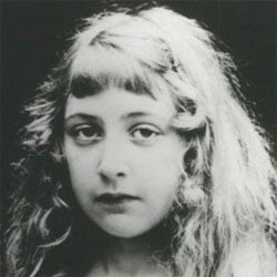 Agatha Sá - Age, Bio, Family | Famous Birthdays