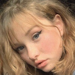 Zoe Colletti - Age, Bio, Family | Famous Birthdays