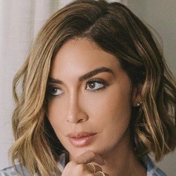Gabi Desangles - Edad, Familia, Biografía | Famous Birthdays