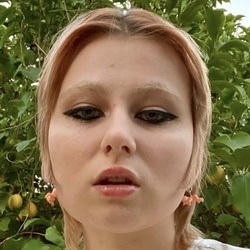 Zoe Donahoe - Age, Bio, Family | Famous Birthdays