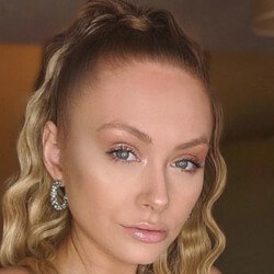 Elz the Witch - Age, Bio, Family | Famous Birthdays