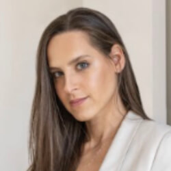Leah Folds - Age, Bio, Family | Famous Birthdays