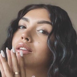 Maria Gloria - Age, Bio, Family | Famous Birthdays