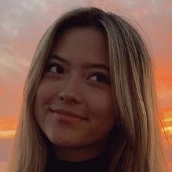 Elle Hahn - Age, Bio, Family | Famous Birthdays