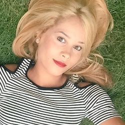 Stephanie Hanvey - Age, Bio, Family | Famous Birthdays