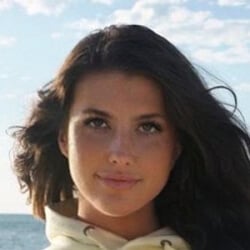 Lydia Hollis - Age, Bio, Family | Famous Birthdays