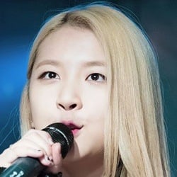 Jiwoo Edad, Familia, Biografía | Famous Birthdays
