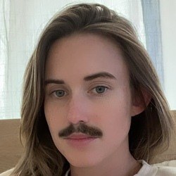 Liz King - Age, Bio, Family | Famous Birthdays
