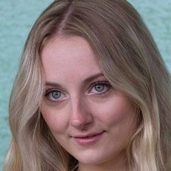 Alexandra Kyle - Age, Bio, Family | Famous Birthdays