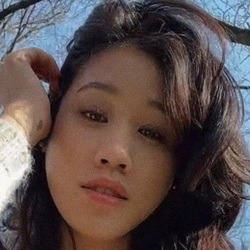 Lala lalaleluu - Age, Bio, Family | Famous Birthdays
