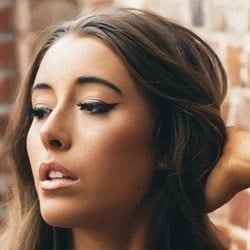 Sydney Lint - Age, Bio, Family | Famous Birthdays
