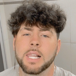 Matthew Mann - Age, Bio, Family | Famous Birthdays