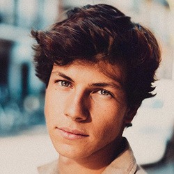 Luis Mas - Age, Bio, Family | Famous Birthdays