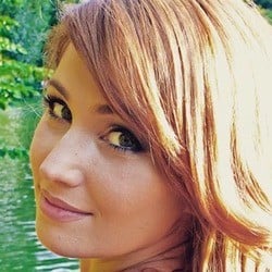 Stephanie Matto - Age, Bio, Family | Famous Birthdays