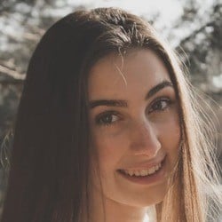 Mae Moore - Age, Bio, Family | Famous Birthdays