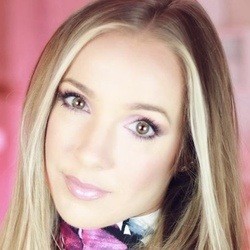 Laura Elizabeth Hall - Age, Bio, Family | Famous Birthdays