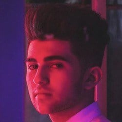 Alexander Panetta - Age, Bio, Family | Famous Birthdays
