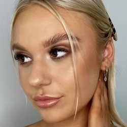 Chelsea Roccazzella - Age, Bio, Family | Famous Birthdays
