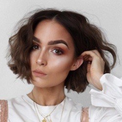 Alicia Roddy - Age, Bio, Family | Famous Birthdays