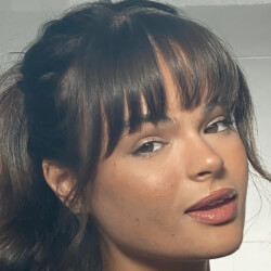 Emily Ross - Age, Bio, Family | Famous Birthdays