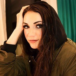 Sarah Ross - Age, Bio, Family | Famous Birthdays