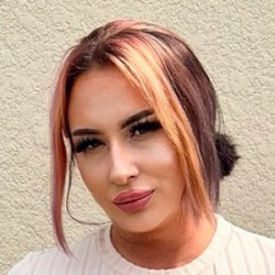 Amanda Roussin - Age, Bio, Family | Famous Birthdays